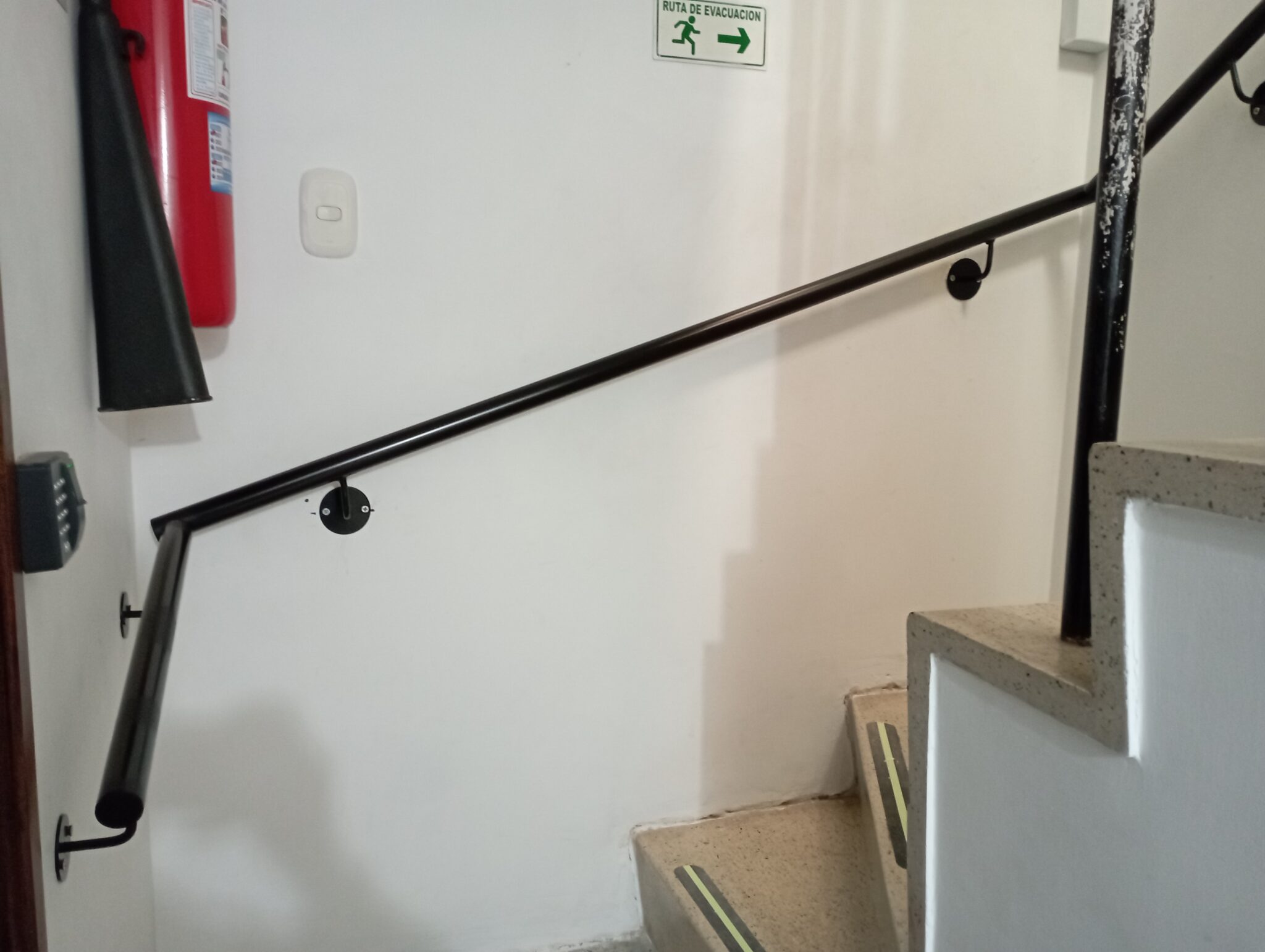 Pasamanos metálicos para escaleras Bogotá | Comando Construcciones