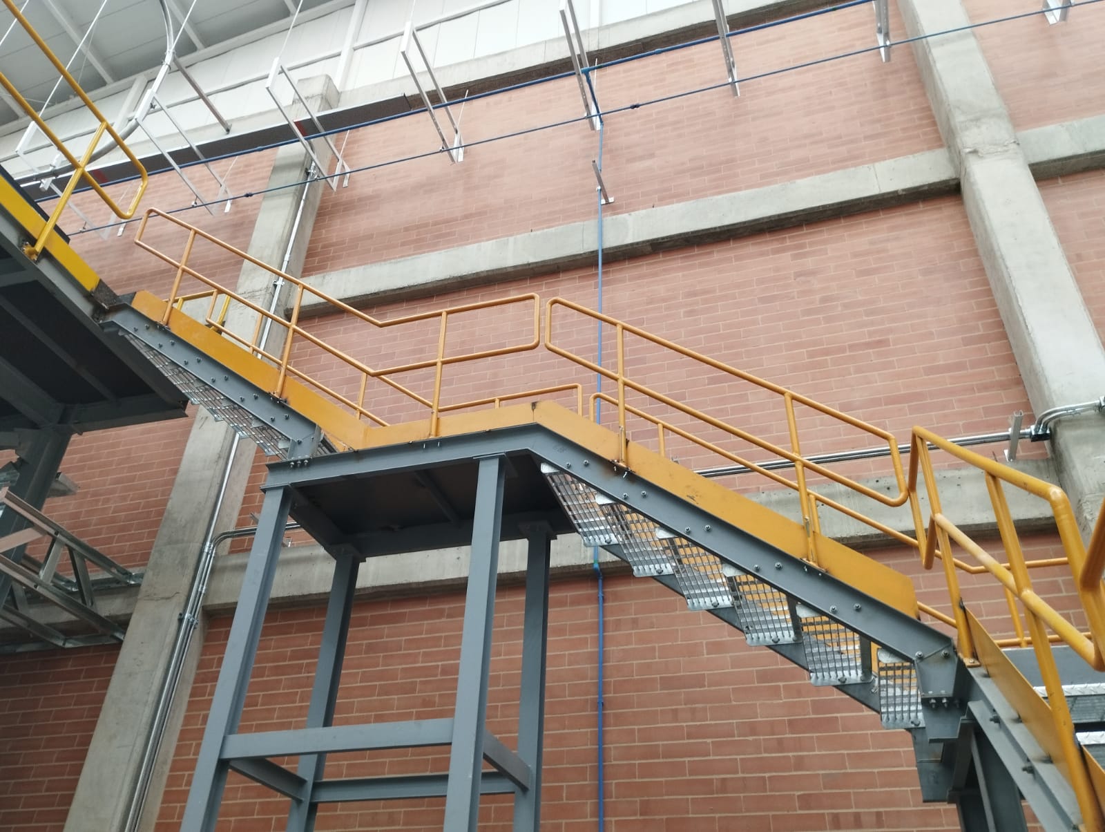 Barandas para escaleras industriales | Comando Construcciones