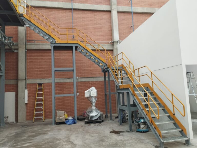 Barandas para escaleras industriales | Comando Construcciones