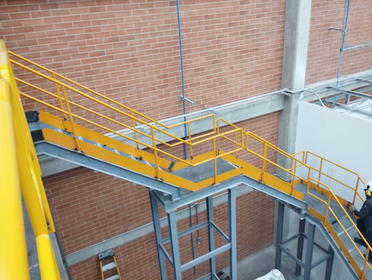 Barandas para escaleras industriales | Comando Construcciones