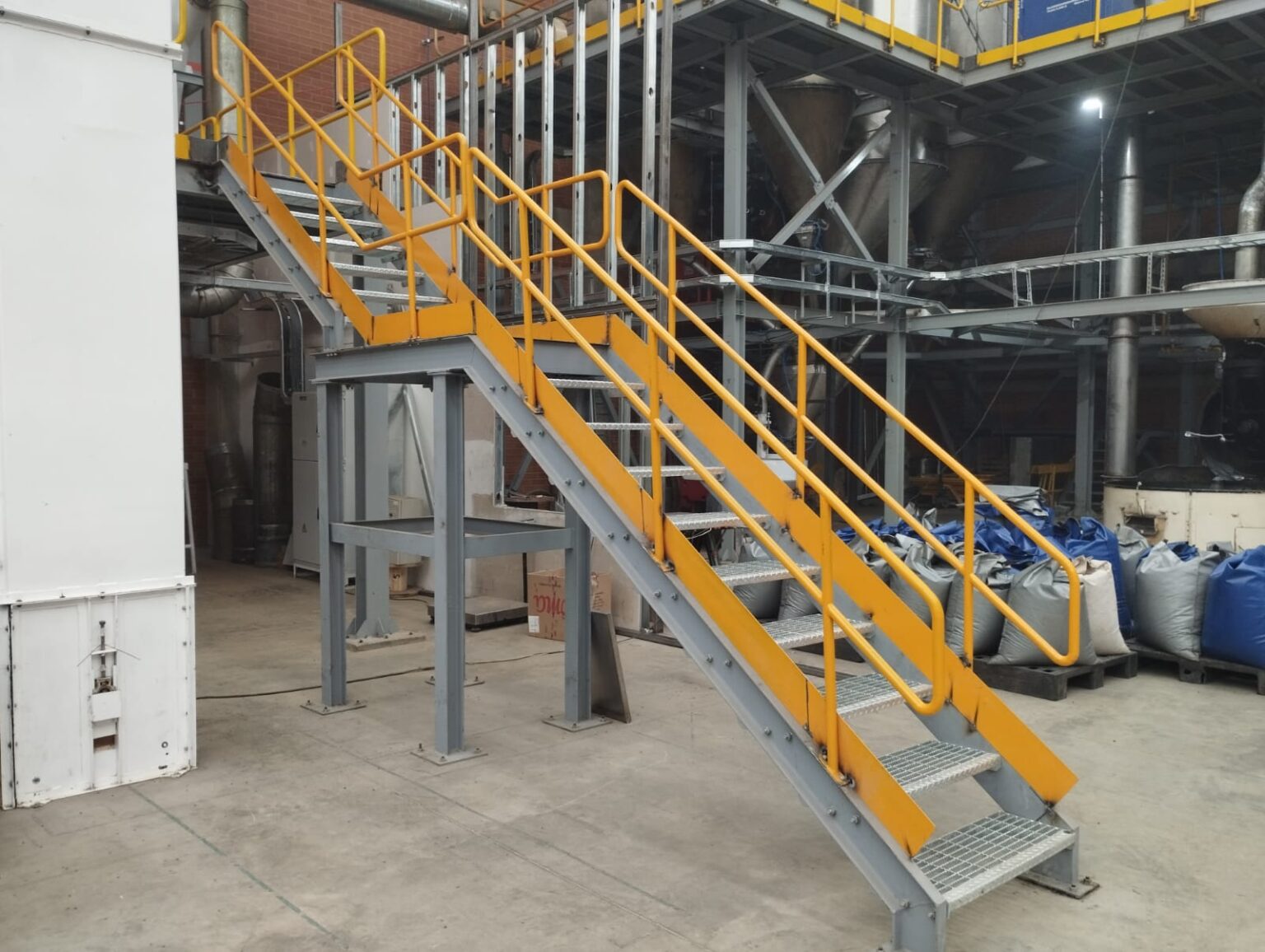 Barandas para escaleras industriales | Comando Construcciones