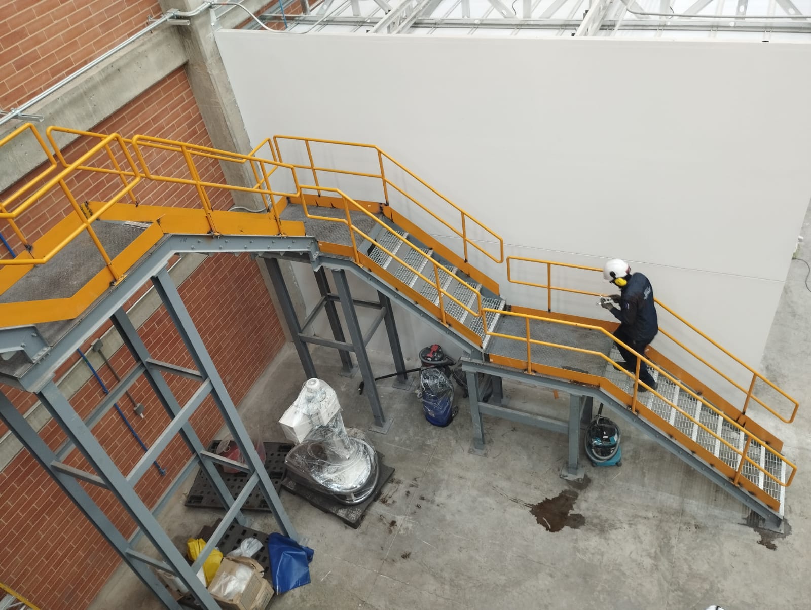 Barandas para escaleras industriales | Comando Construcciones